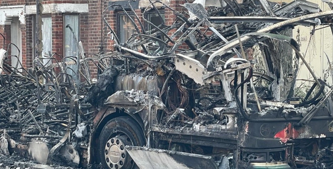 Double-decker bus fire closes Eastleigh road and damages nearby homes ...