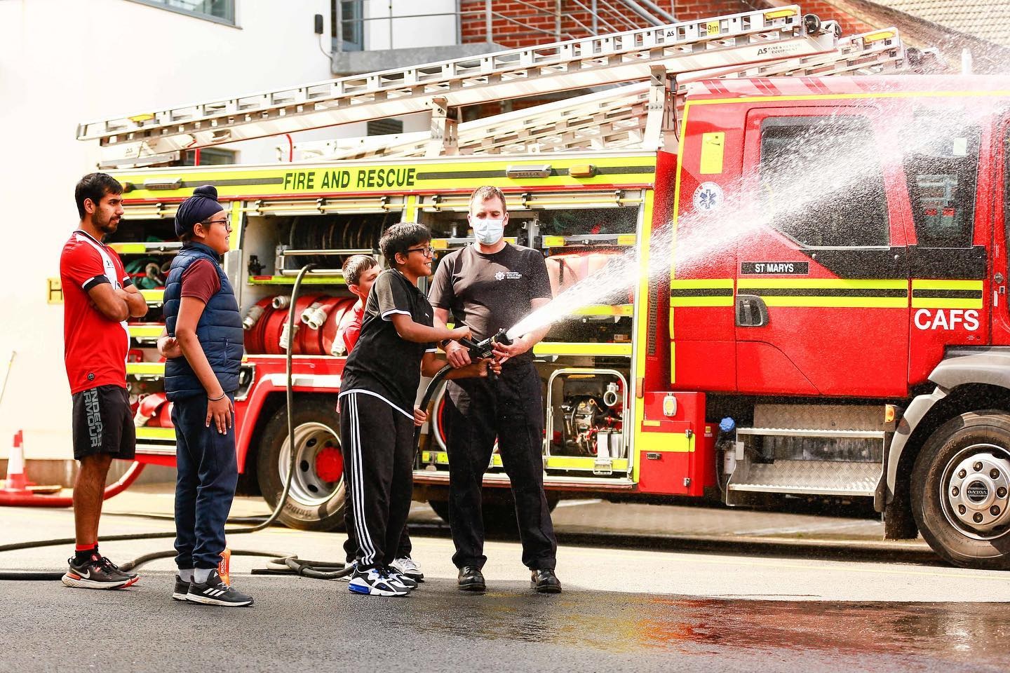 Young cricket players bowled over by fire station welcome - Hampshire ...