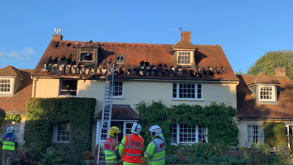Hampshire crews tackle house fire in Dummer near Basingstoke ...