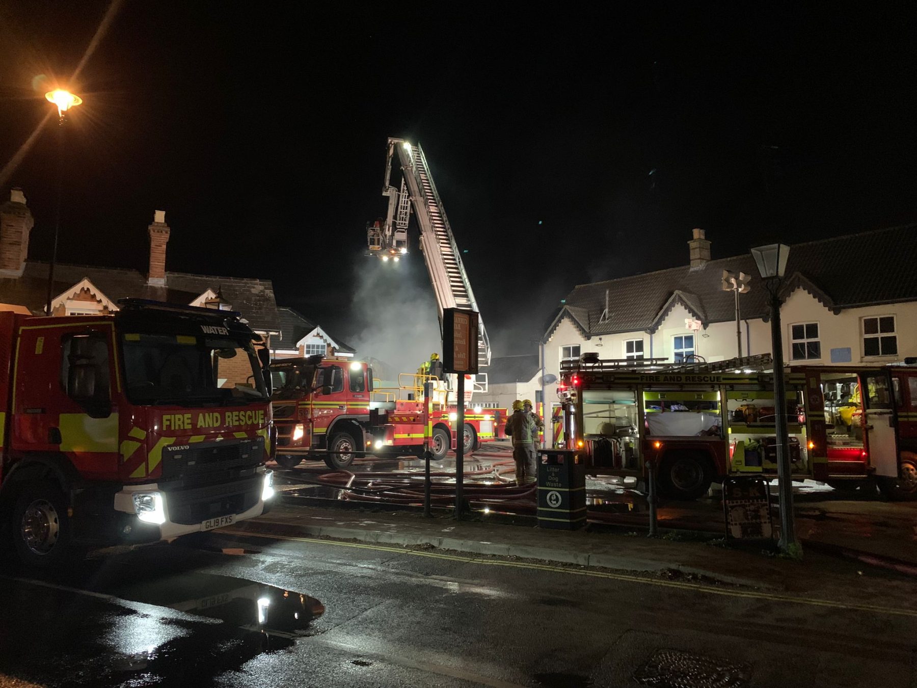 Around 60 firefighters tackle Hamble building blaze - Hampshire & Isle ...