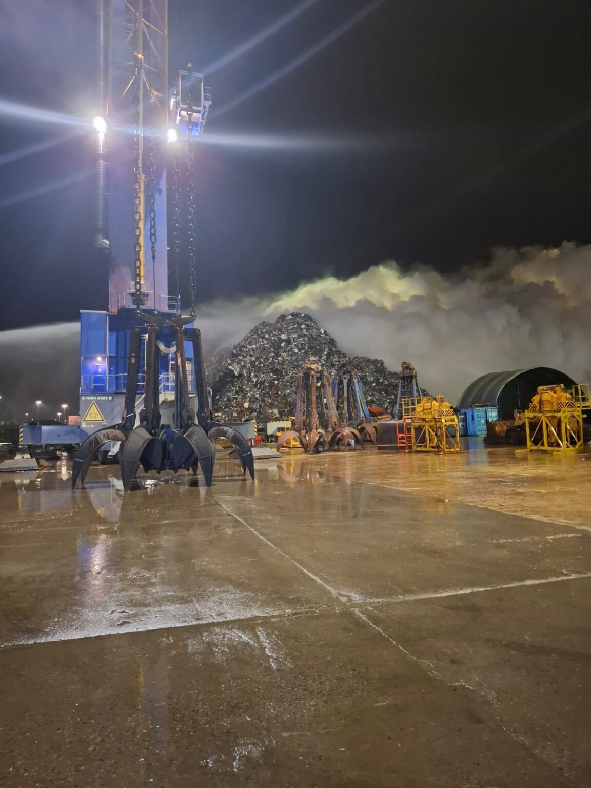 Scrap metal fire causes heavy smoke in Southampton - Hampshire & Isle ...
